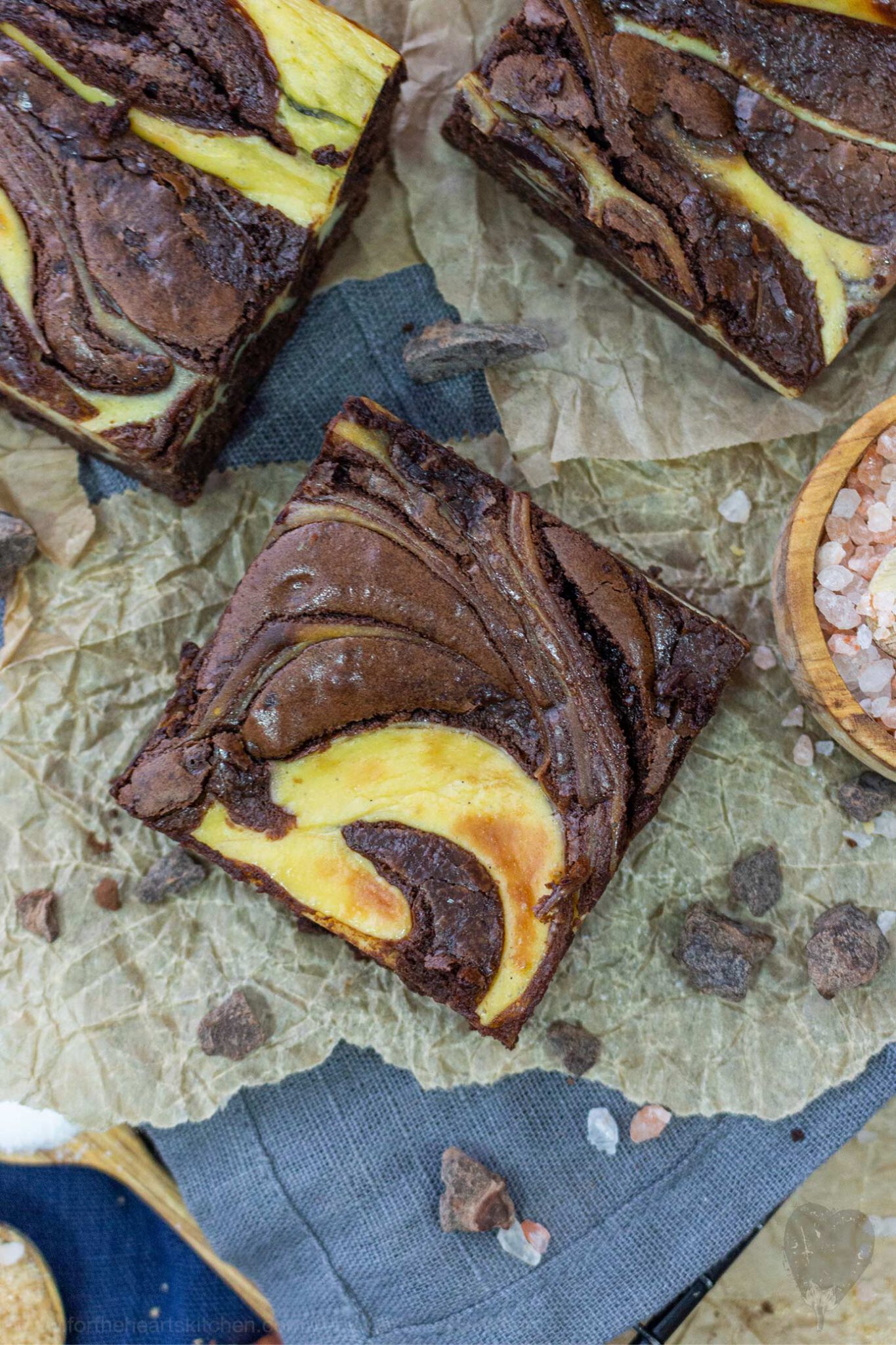 Vegane fudgy Cheesecake Brownies - for the Hearts Kitchen | die Küche mit Herz von Christian ...